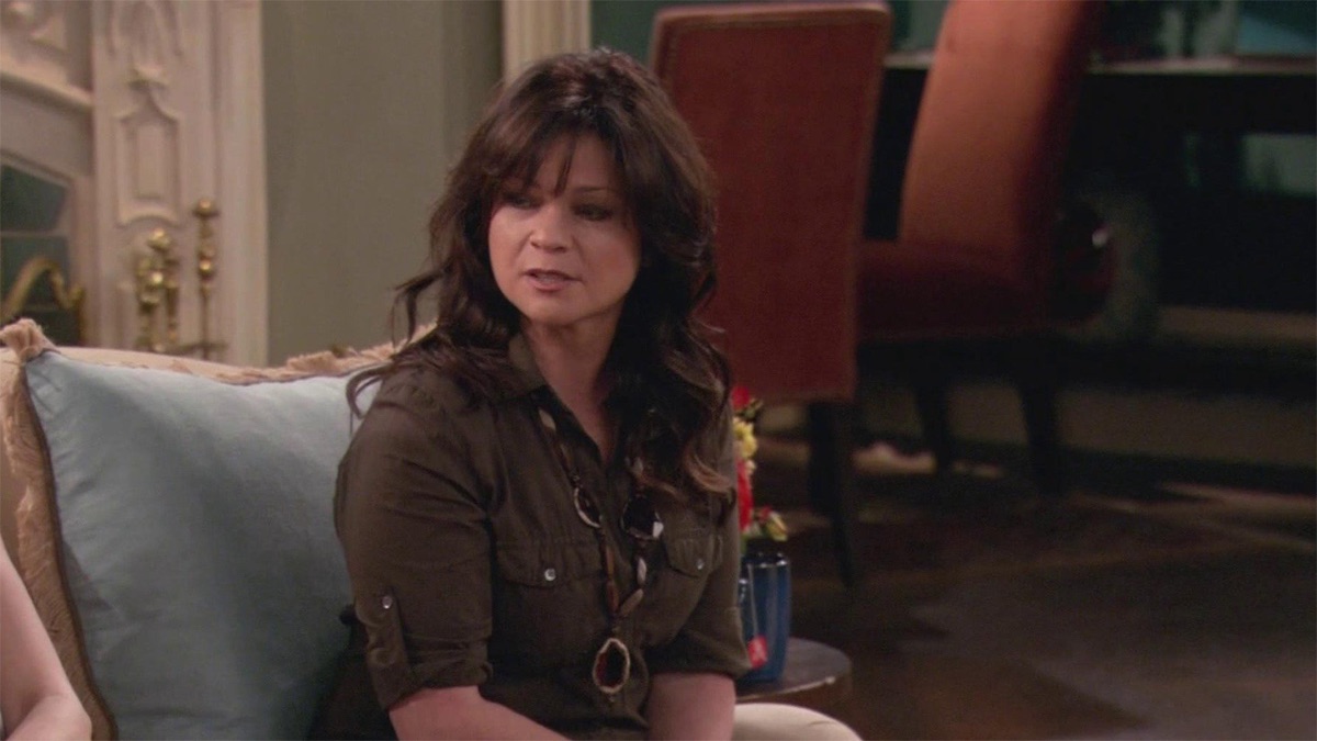 ‎When You Open a Door – Hot in Cleveland (Season 3, Episode 23) - Apple ...