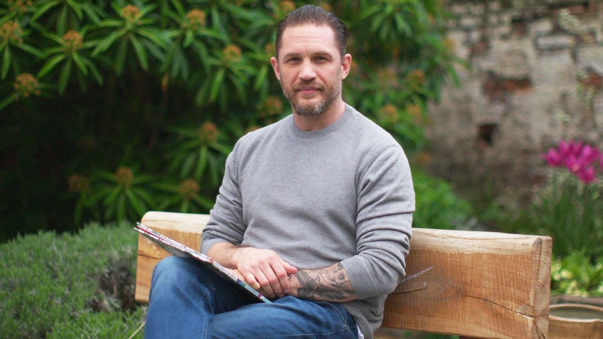Tom Hardy - There's a Tiger in the Garden - CBeebies Bedtime Stories ...