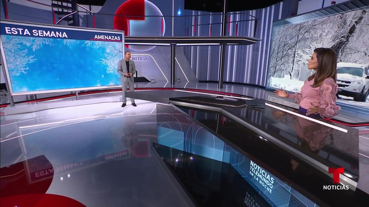 Lun, Ene 8, 2024 - Noticias Telemundo con Julio Vaqueiro - Apple TV