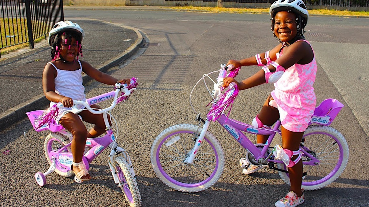 New Bikes with Leona and Sharon! - Toys AndFun Sisters (Series 1 ...