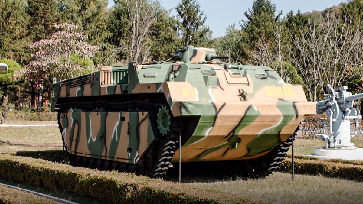빨간명찰의 역사와 함께한 장갑차! ☆LVT-3C★ - 박물관수색대(시즌 1, 에피소드 55) - Apple TV (KR)
