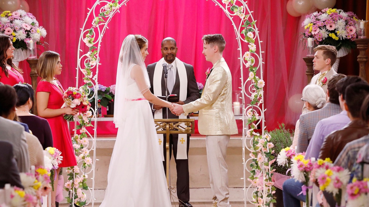 Spring Cleaning - Superstore (Season 2, Episode 20) - Apple TV