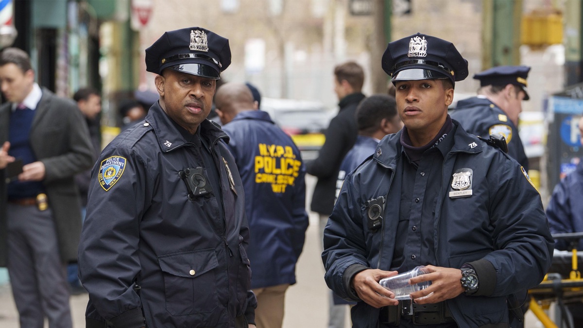 ‎Pilot - East New York (Series 1, Episode 1) - Apple TV (NO)