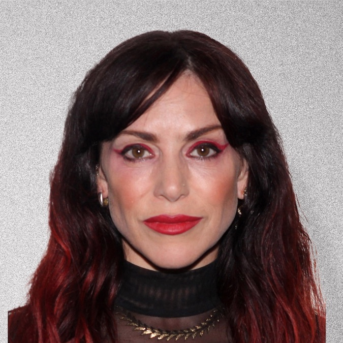 Emily Booth Con Escote