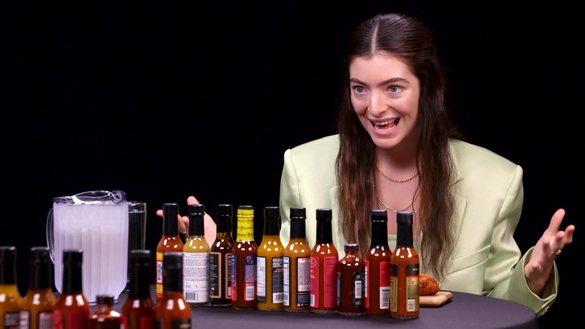 Lorde Drops the Mic While Eating Spicy Wings - Hot Ones (Staffel 15 ...