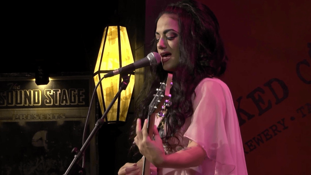 Prom Queen - Band In Seattle - 201 Concert - Apple TV (IE)