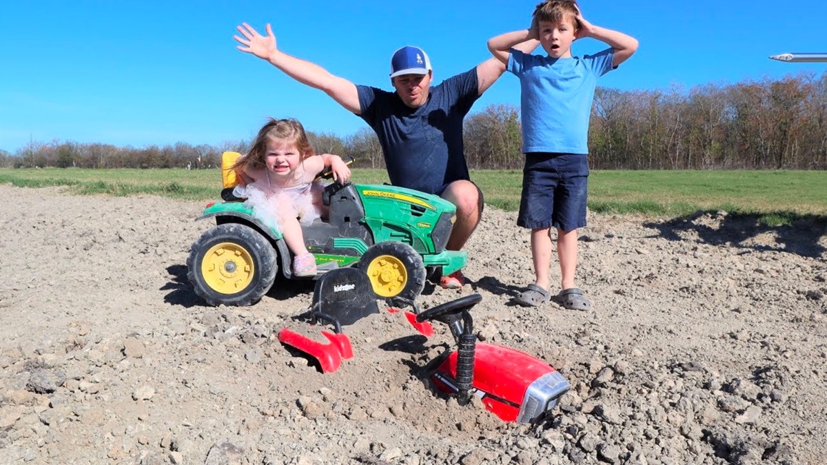 ‎Digging Up Hudson's Tractor for Kids! - Hudson's Playground (Series 1 ...