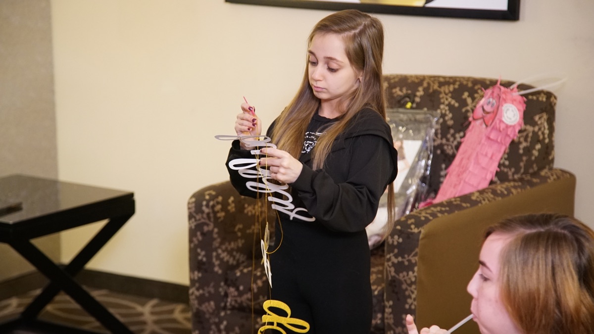 Cranky at the Club - I Am Shauna Rae (Series 1, Episode 5) - Apple TV (DK)