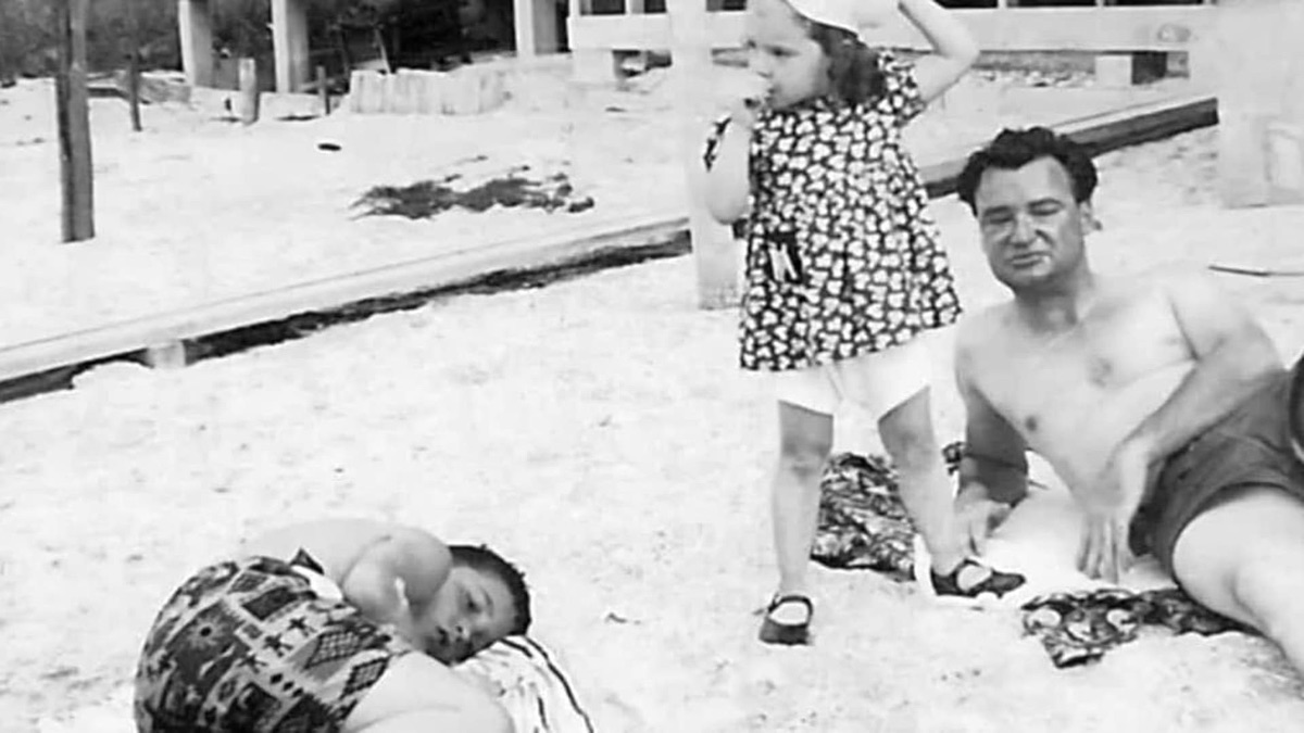 Hello Again Everybody: Harry Caray Story - Apple TV