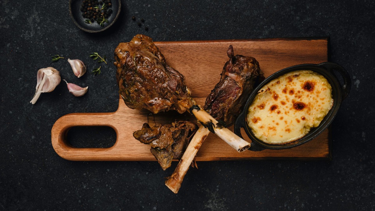 ‎Canilla de cordero en su jugo, puré de yuca con queso - Técnicas para ...