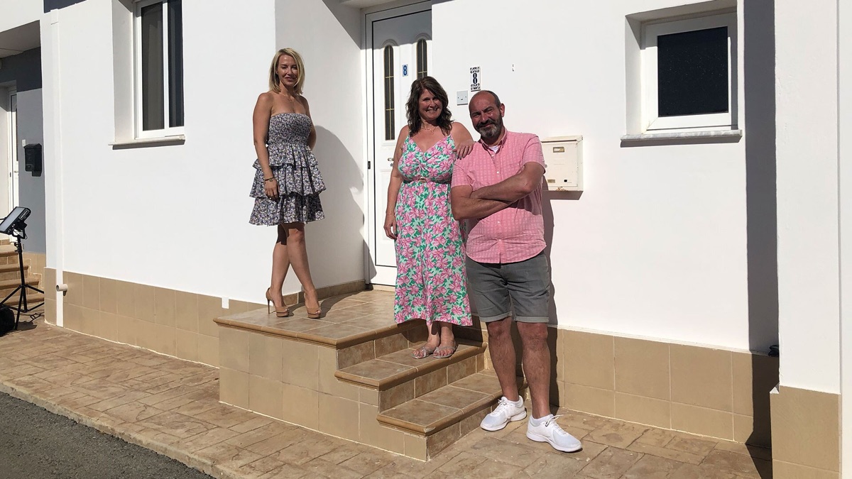 Thu 30 Nov 2023: Paralimni, Cyprus - A Place in the Sun (Series 16, Episode 108) - Apple TV (UK)
